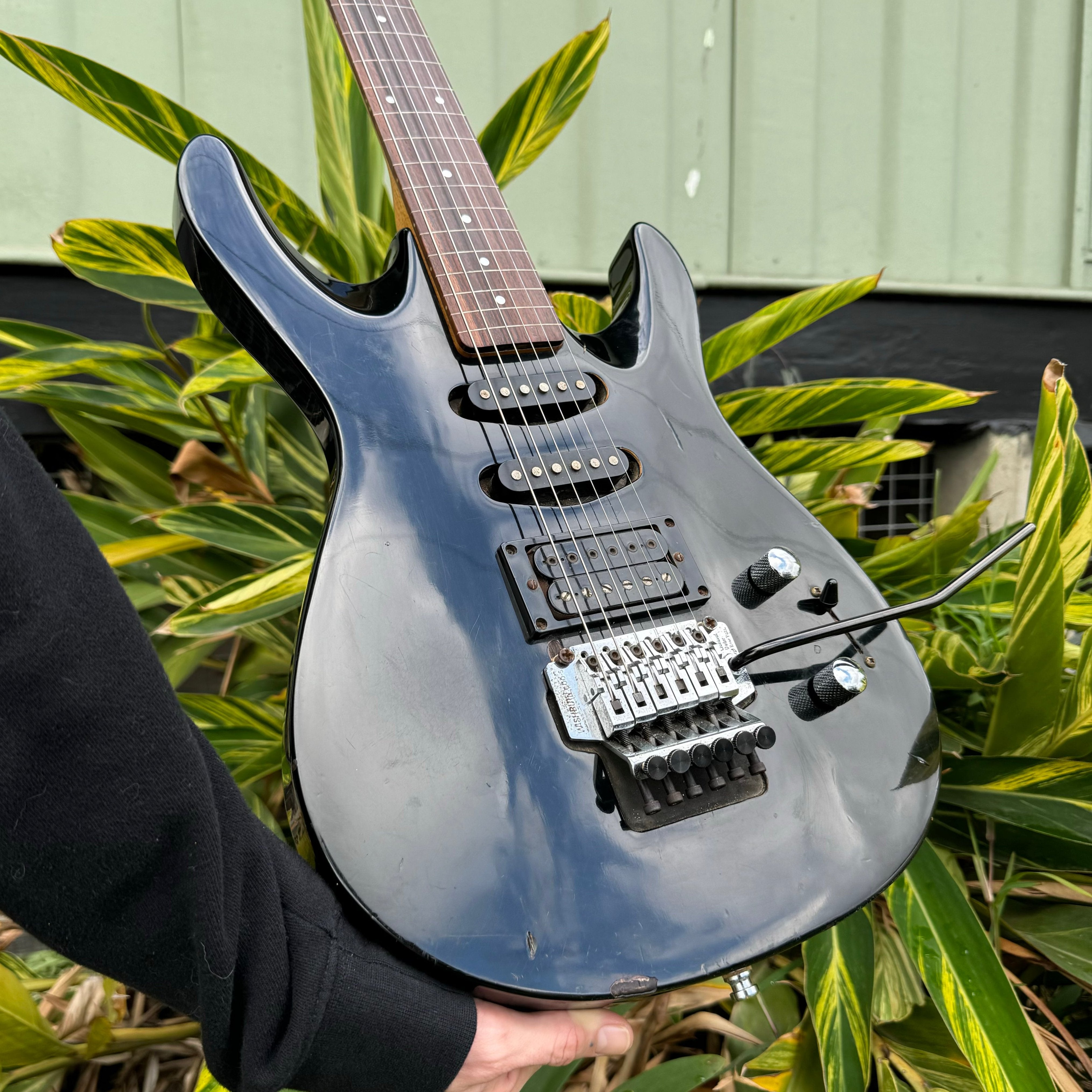 Hall of Fame: Fretless Washburn KC40V Chicago Series Electric Guitar ...